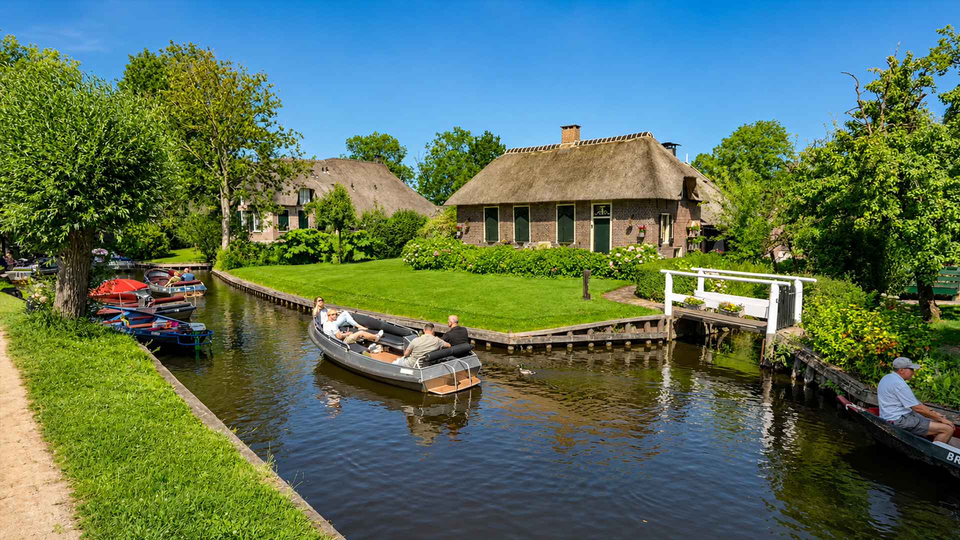 Explore Giethoorn the Dutch village of canals (4K)