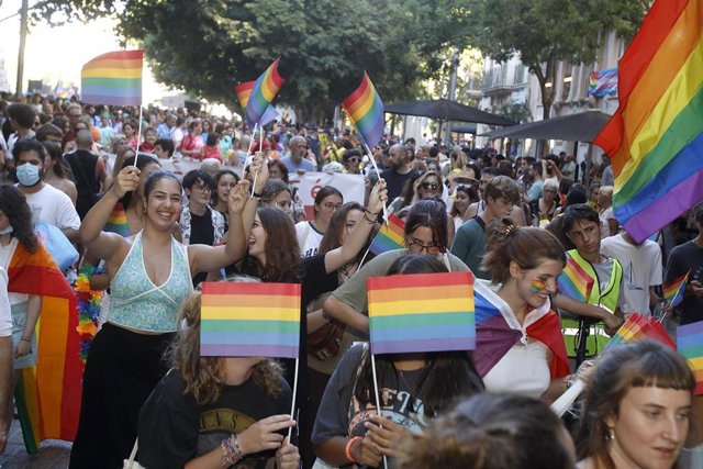 Ben Amics acusa a Cort de querer expulsar al colectivo LGTBI+ del ...