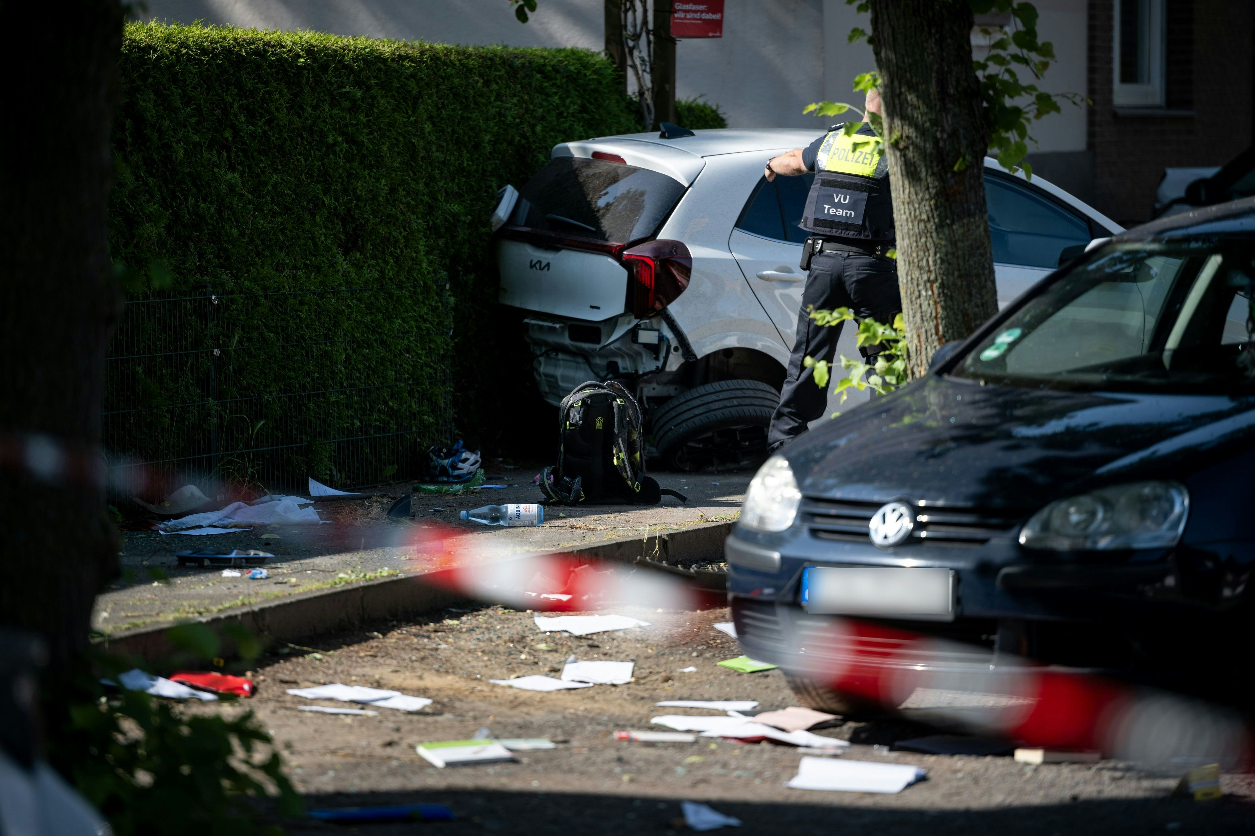 Tödlicher Unfall in NRW: Auto erfasst Gruppe Kinder auf Schulweg – Kind ...