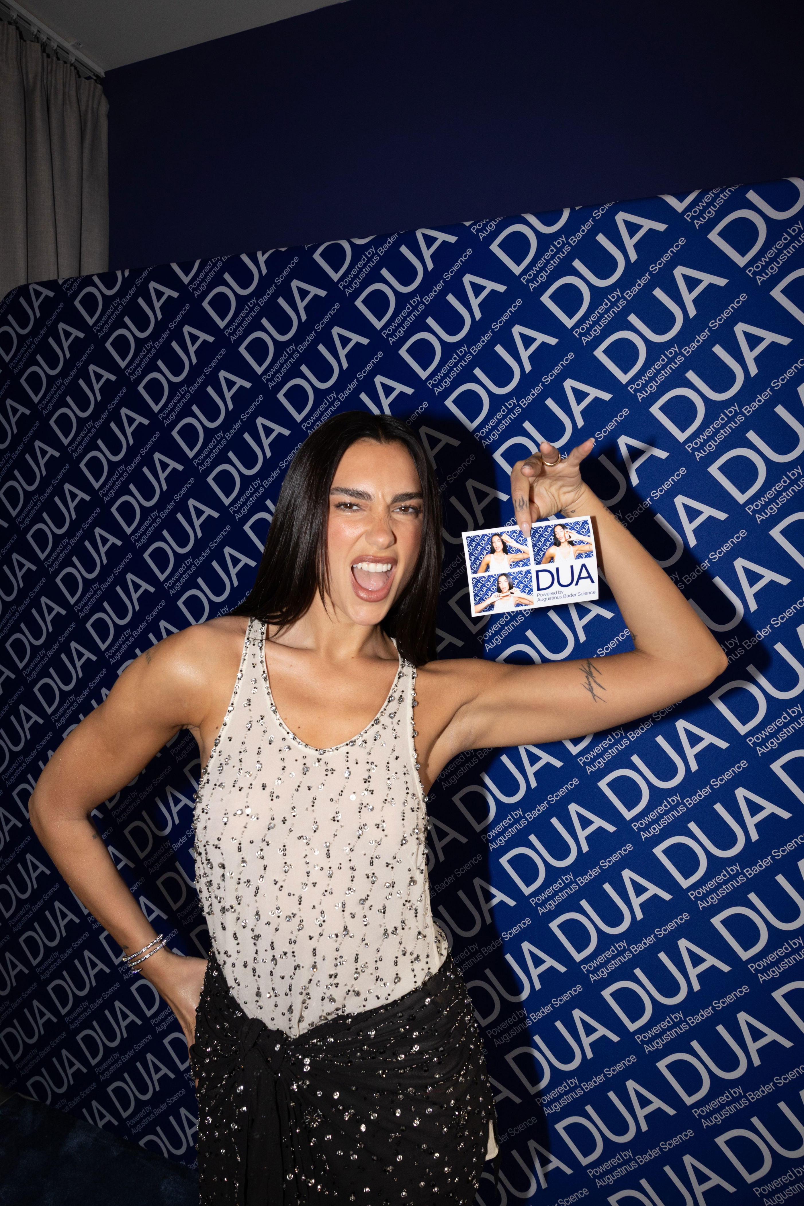 Dua Lipa installe un beauty bar (incroyable !) pour l'arrivée de sa ...