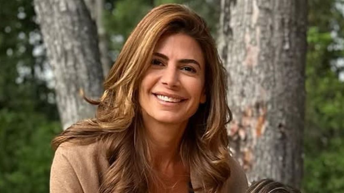 La idea de Juliana Awada para decorar la pared del sofá: elegante, con ...