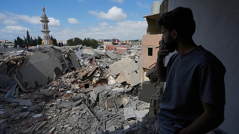 Des corps extraits des décombres près de Tyr après une frappe ...