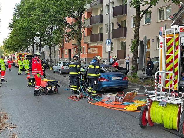Crash in Neuhausen: Feuerwehr befreit zwei eingeklemmte Personen aus ...