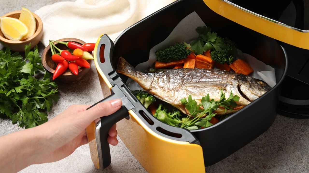 A cozinha agradece: Airfryer Oster cai de preço e esta com 60% de ...