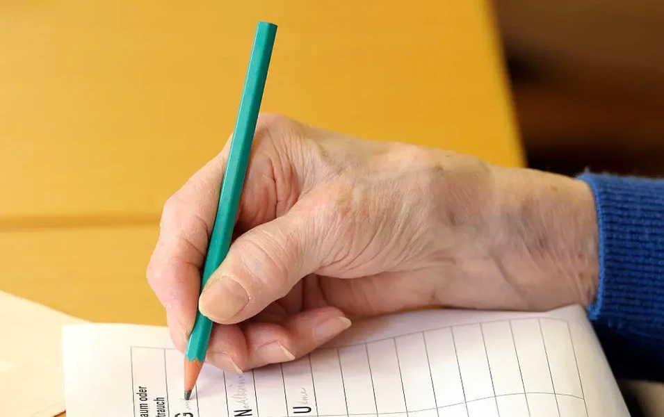 Slower handwriting under dictation may flag early dementia