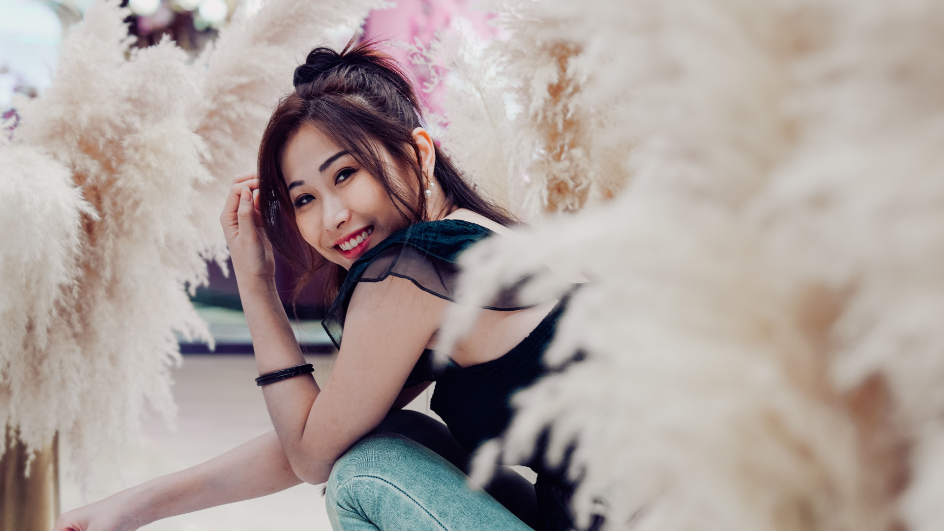 20 Little Things Women Do That Make Them Instantly Attractive—Even If ...