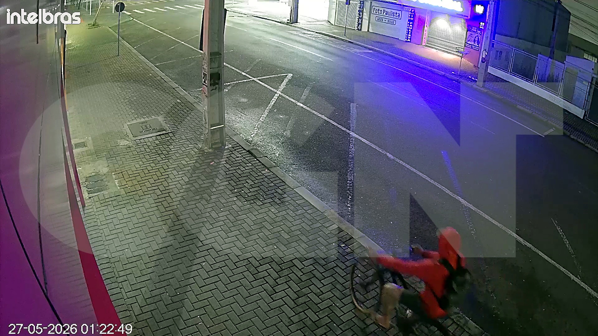 Madrugada do crime: Dupla tenta invadir loja de roupas no centro