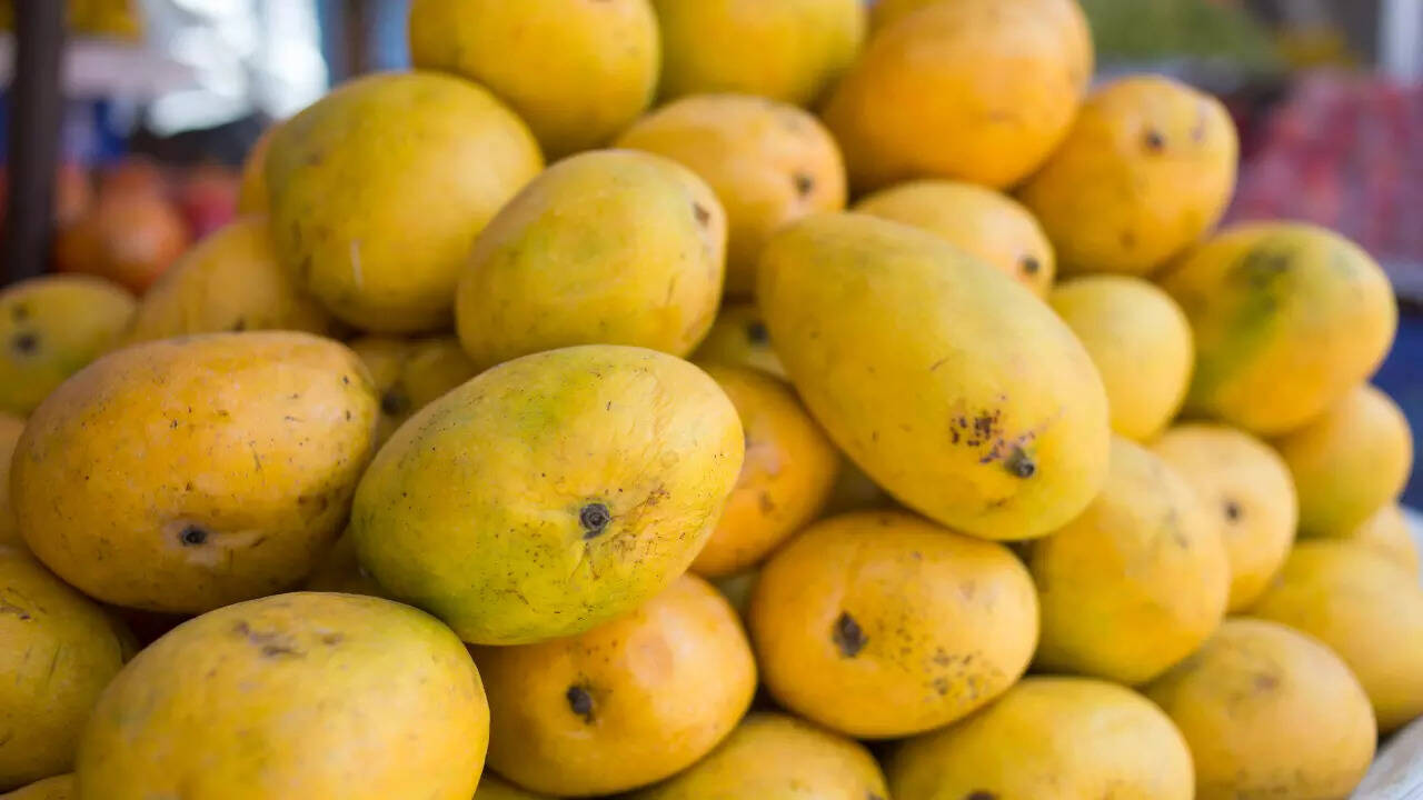 Fake mango alert: How to identify artificially ripened mangoes at home ...
