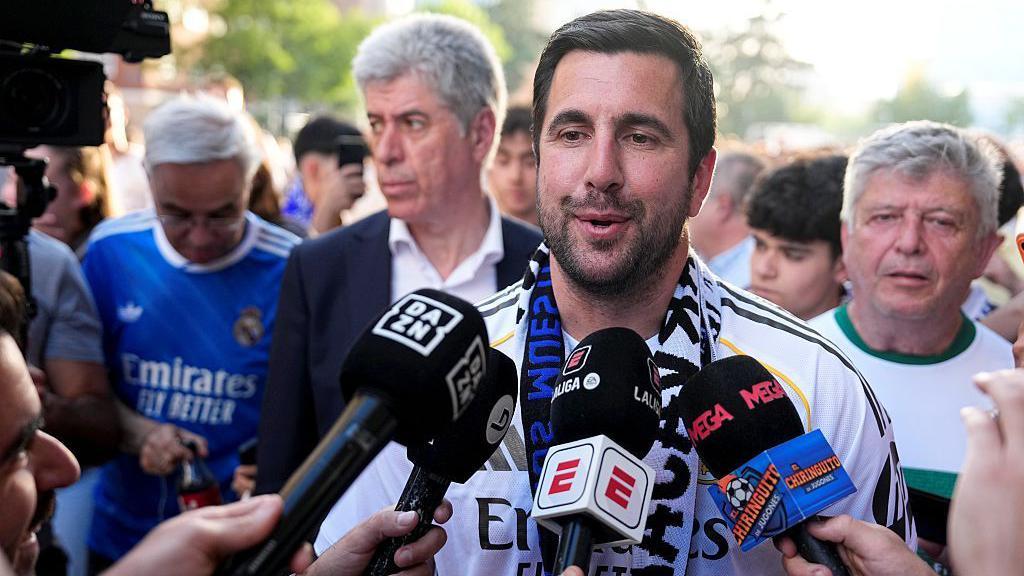 Pools & padel - Real presidential candidate's big plans