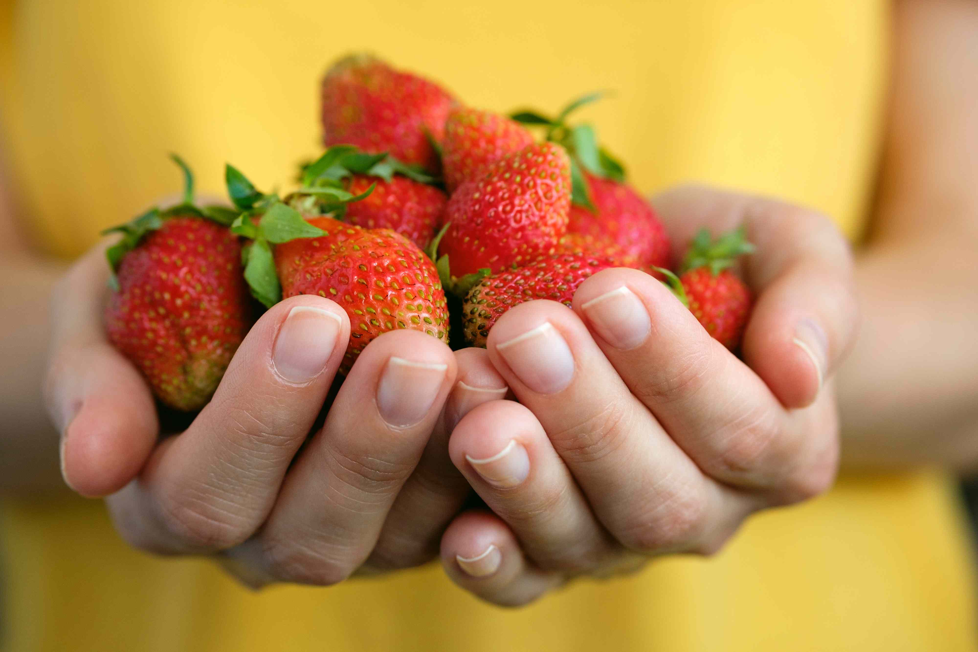 The best time to eat strawberries for energy and digestion, according ...