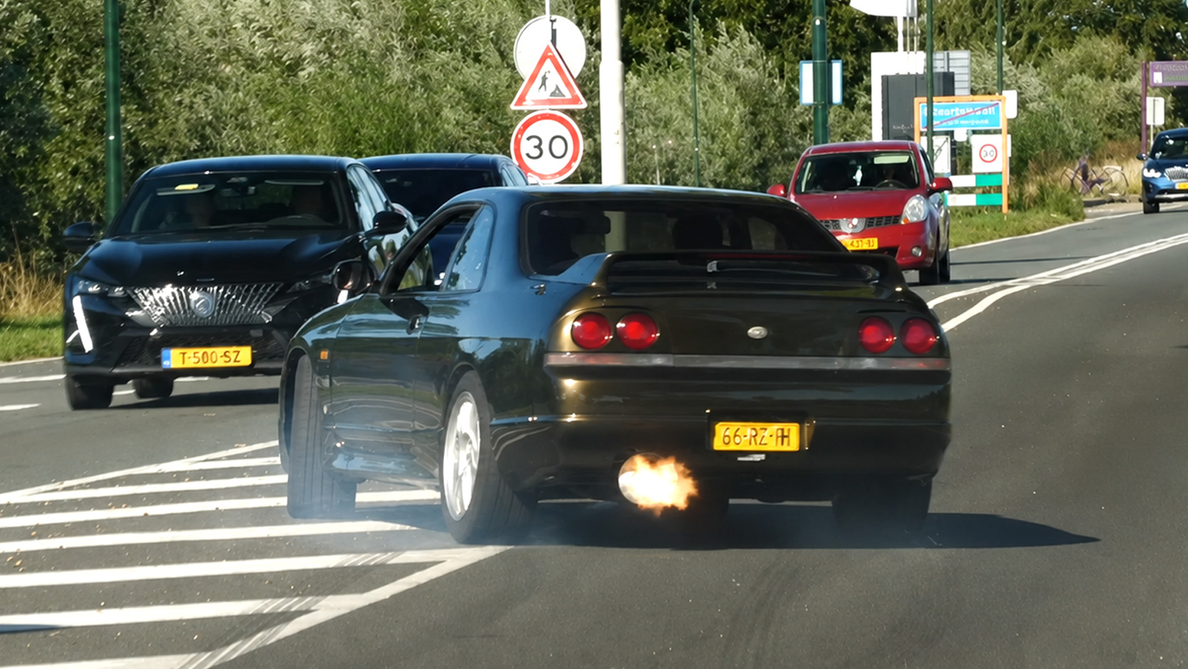 Nissan R33 slides off while shooting flames after leaving a car meet