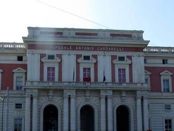 Napoli, paziente si lancia nel vuoto al Cardarelli: tragedia in terapia ...