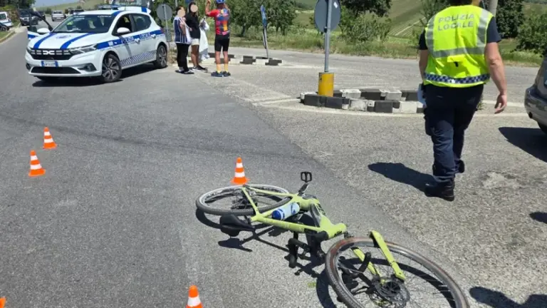 Scontro tra auto e e-bike. 65enne elitrasportato in ospedale