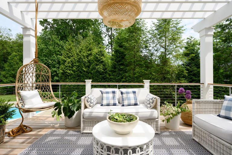 How to create a stylish outdoor living room that feels like an ...