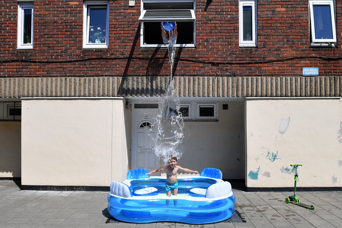 Swap paddling pools for water blasters to keep cool, Britons urged