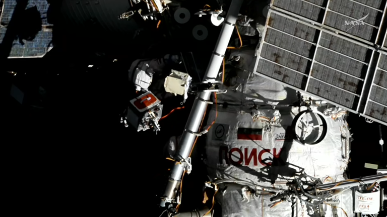 Dos astronautas realizan una caminata espacial desde la EEI