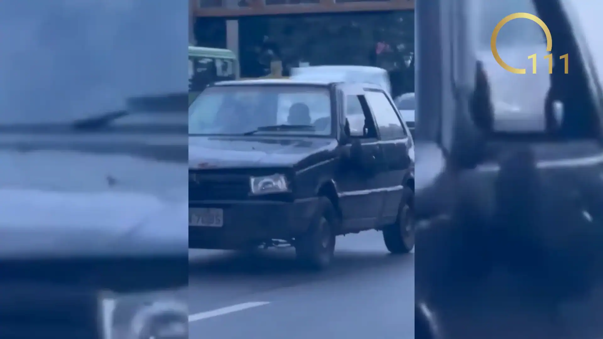 Carro é flagrado andando de ré em avenida movimentada no RJ