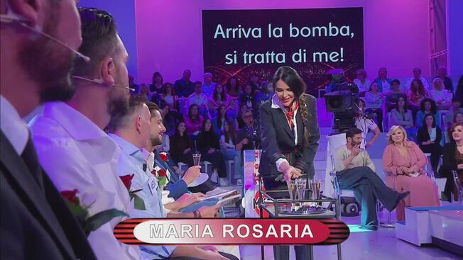 La sfilata di Maria Rosaria - arriva la bomba, si tratta di me!