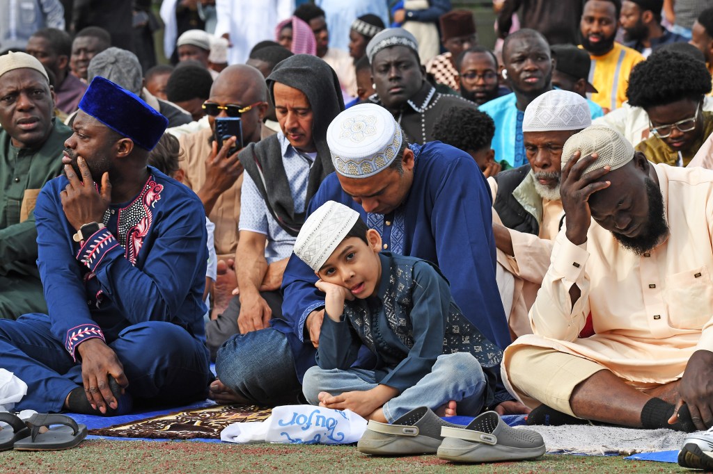 Mamdani wears garish Arsenal FC thobe at Muslim holiday event