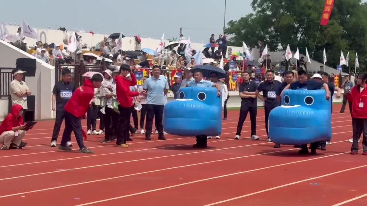 Inflatable costume race ends in funny fall during track event in ...