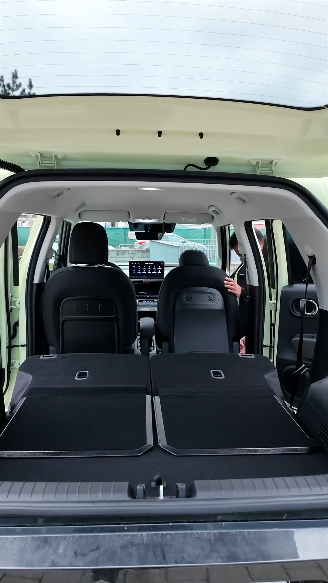 A practical flat trunk feature for daily use