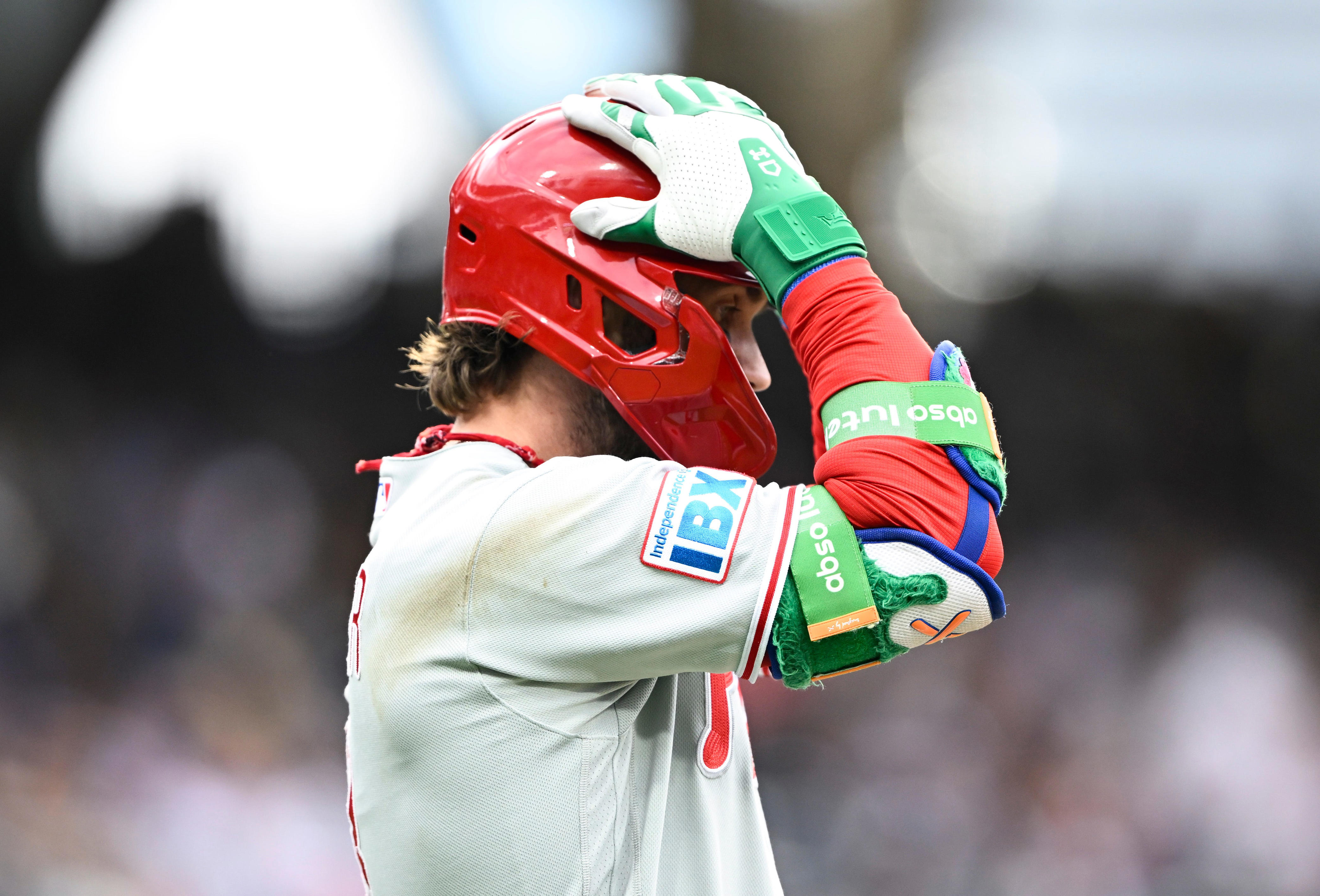 Padres expertly troll Bryce Harper after bizarre toothbrushing video