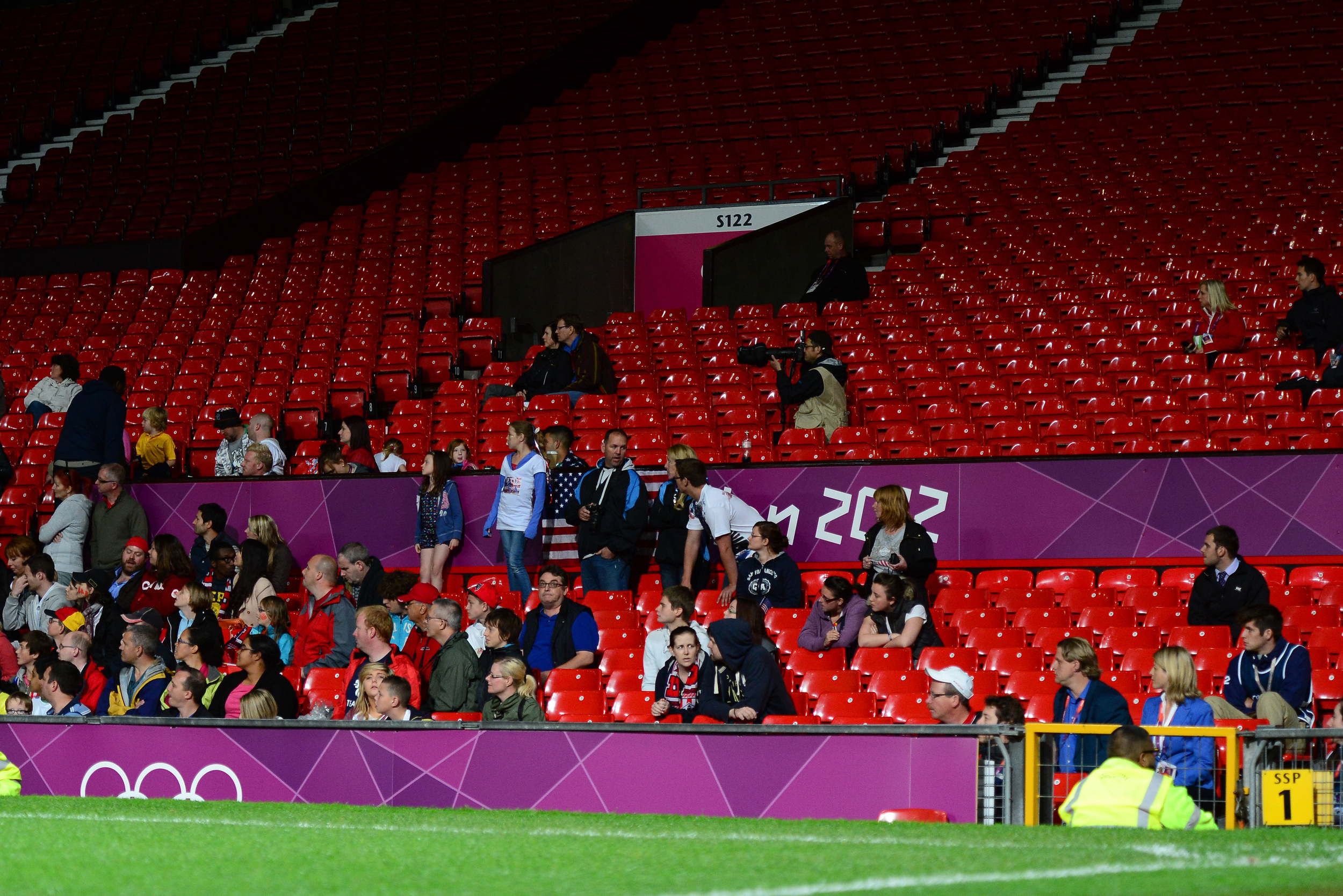 Man United 'calling and calling' as transfer race for 23-year-old ...