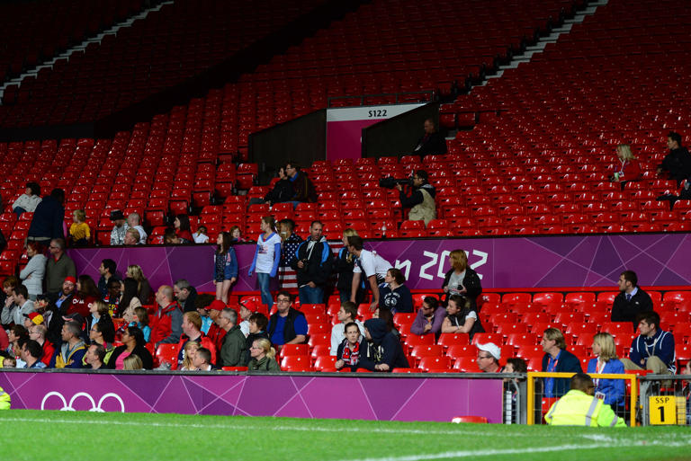 Man United 'calling and calling' as transfer race for 23-year-old ...