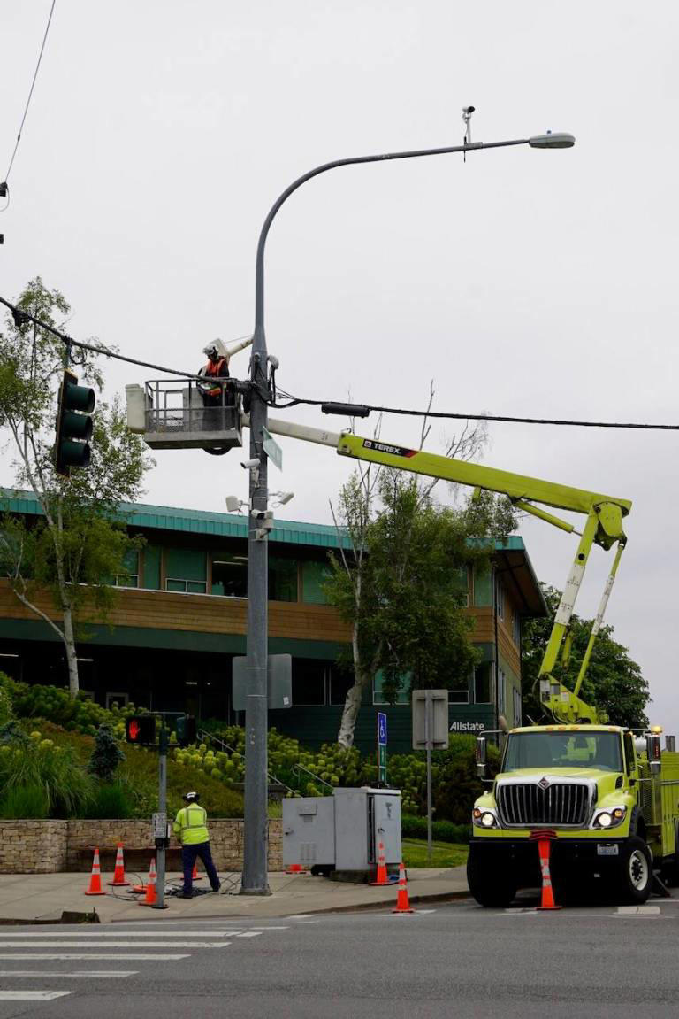 New ferry lane traffic signal added to 305/Winslow Way intersection