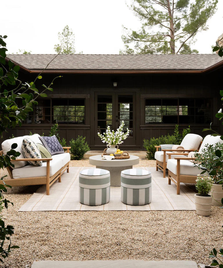 How to create a stylish outdoor living room that feels like an ...
