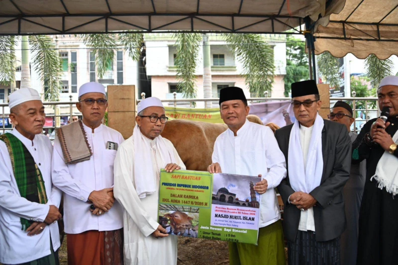 Gubernur Agustiar salat Iduladha di Masjid Nurul Islam, serahkan 11 ...