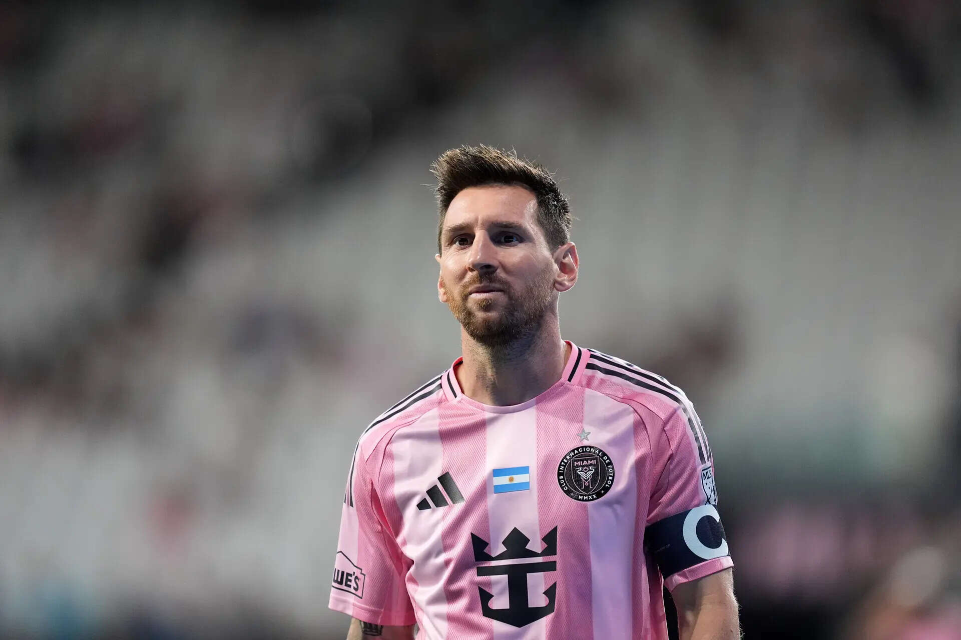 Swaying in the wind: Kolkata's giant 70-foot Lionel Messi statue faces ...