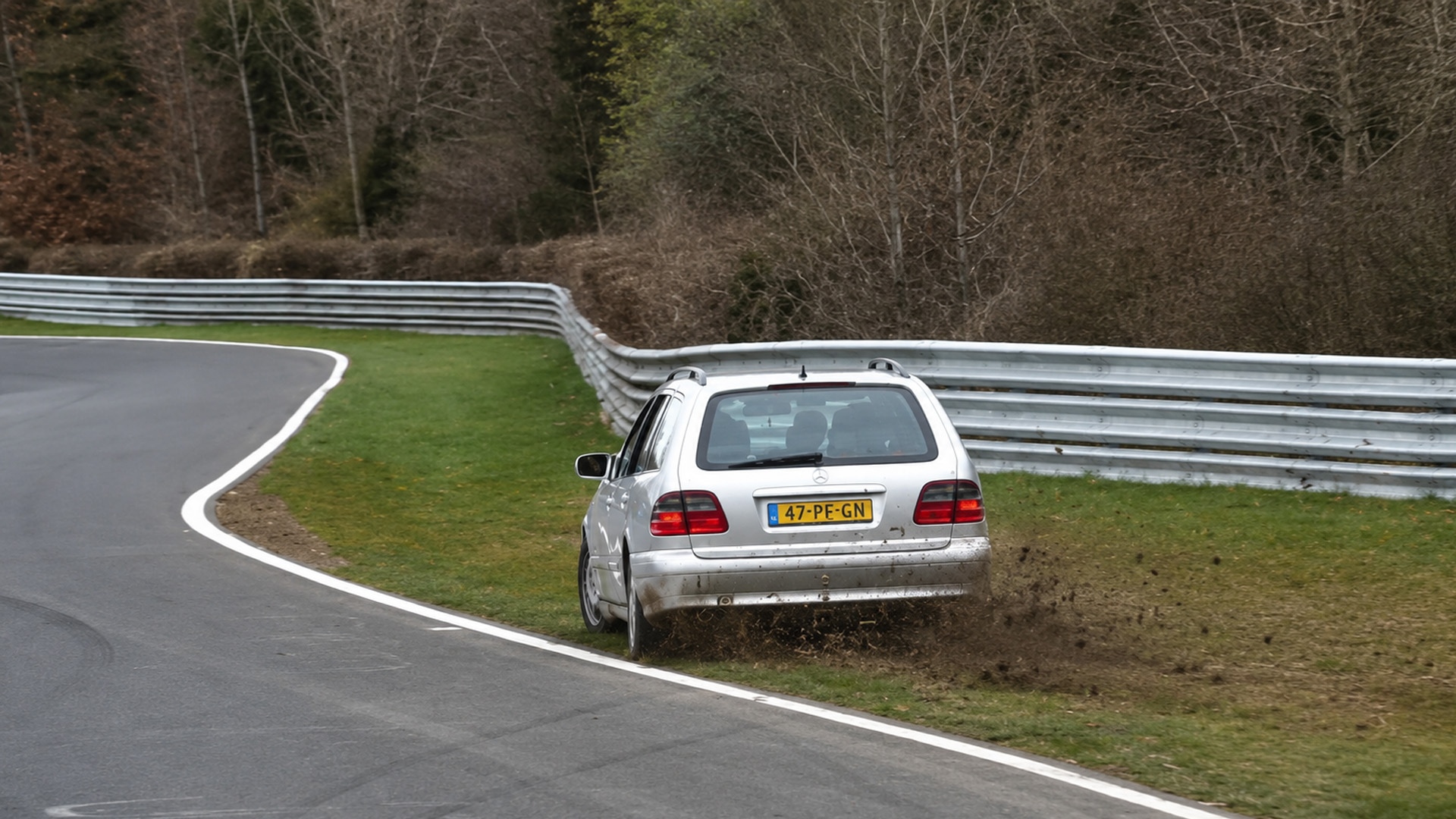 Mercedes-Benz S210 bad crash during track run