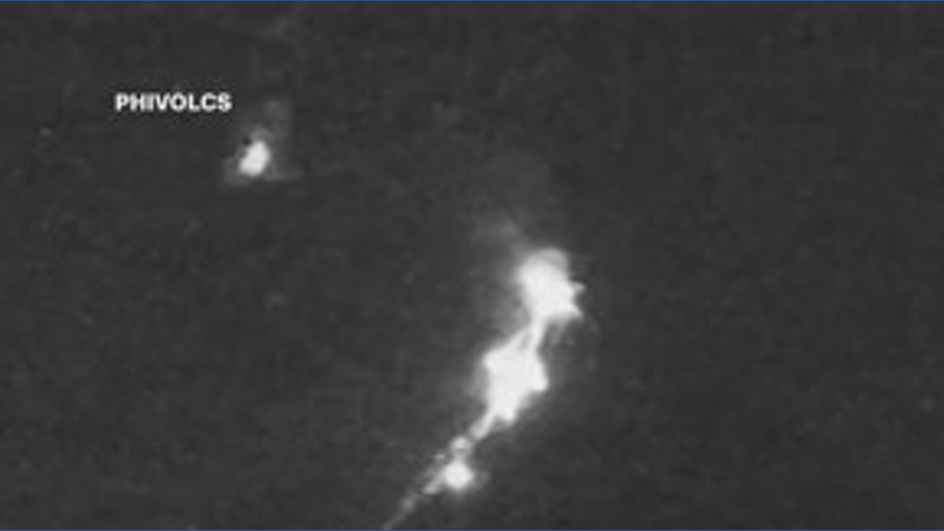 Meteor disintegrates over volcano
