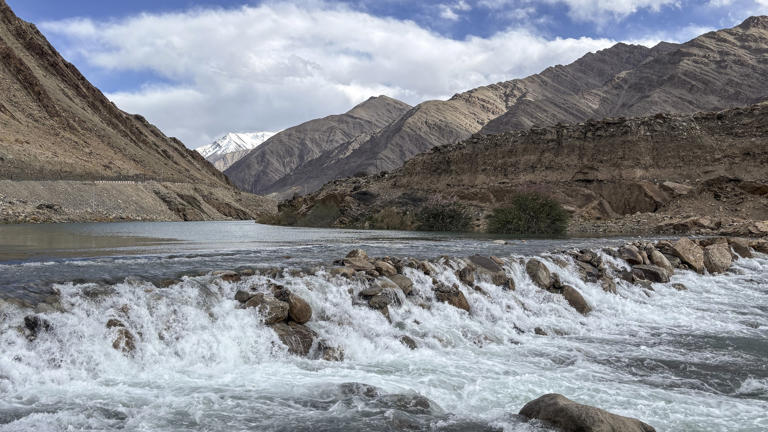 Boost for Ladakh farmers as LG Saxena launches check dam to improve ...