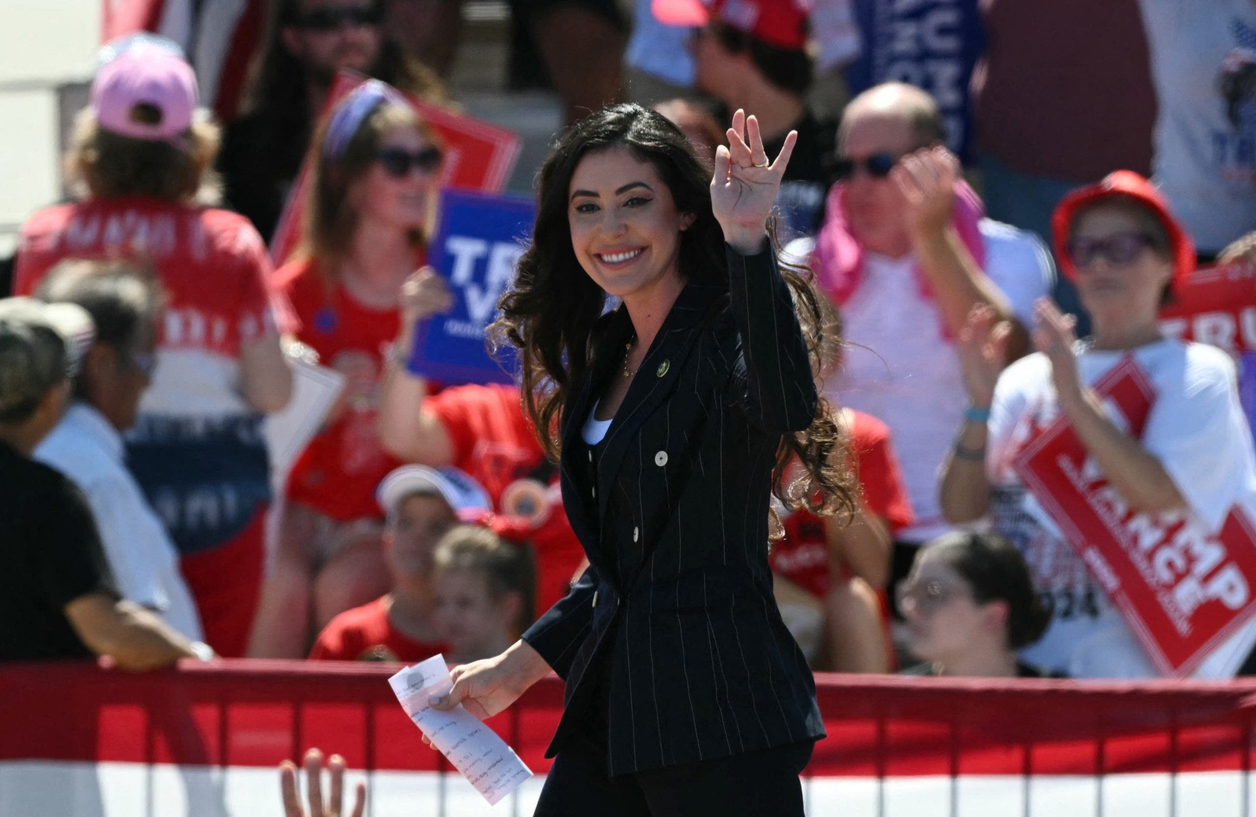 Congresswoman Anna Paulina Luna rocks rifle in viral tweet featuring ...