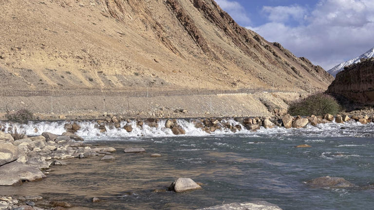 Boost for Ladakh farmers as LG Saxena launches check dam to improve ...