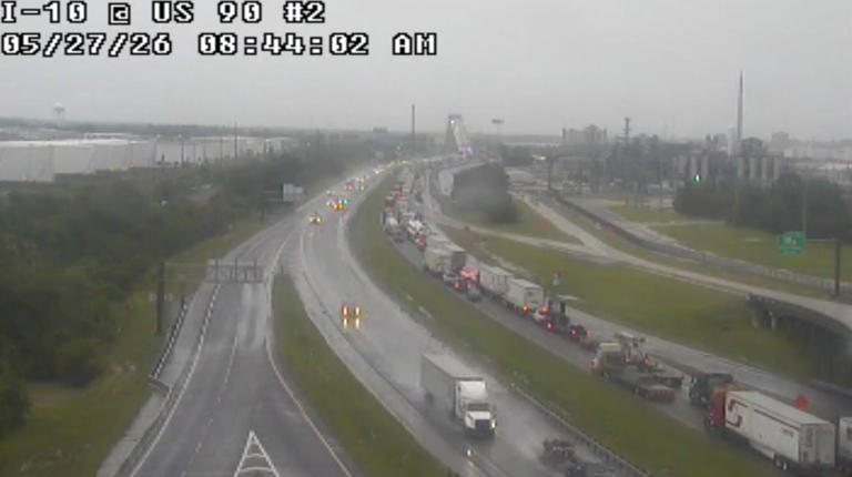 One lane blocked on I-10E near Calcasieu River Bridge
