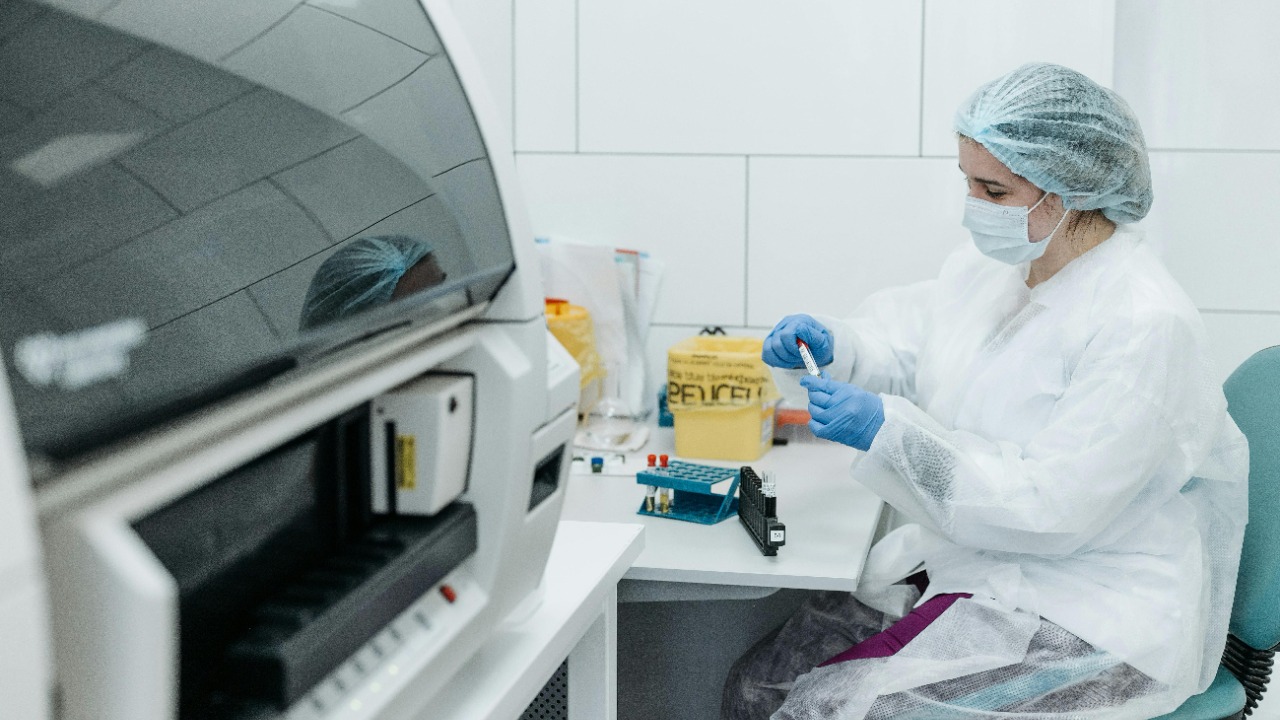 Scientists just caught cells quietly copying their DNA but forgetting ...