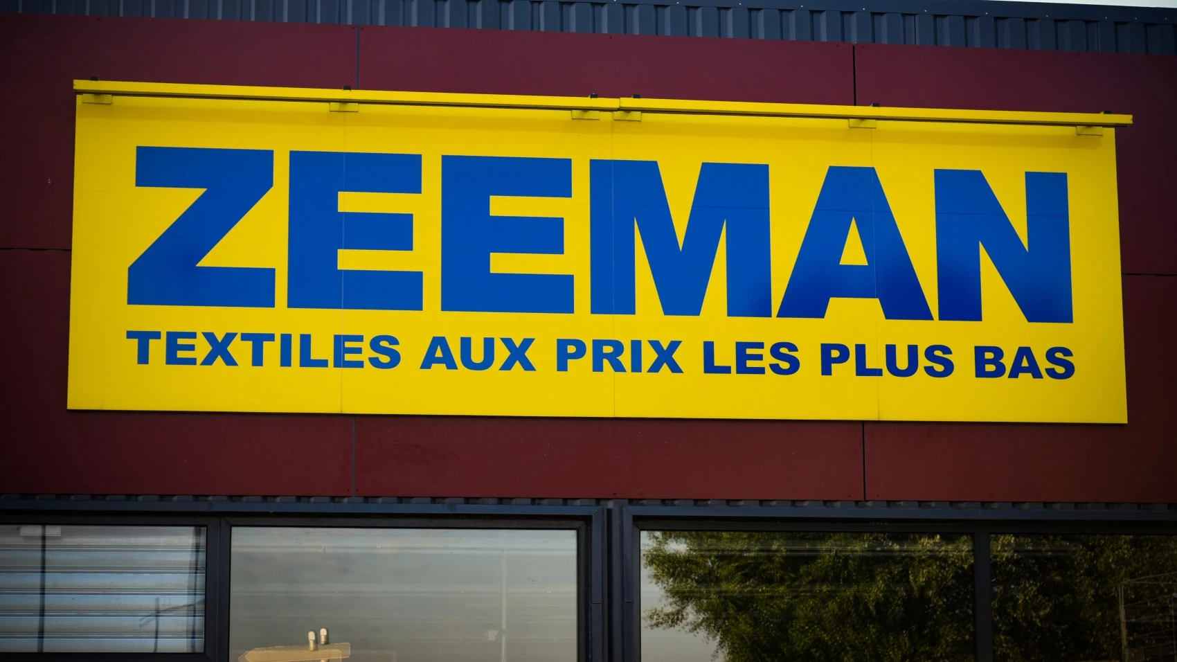 Zeeman va fermer des magasins en France, l'enseigne textile discount ...