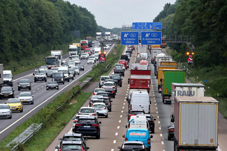 Heftiger Unfall auf Kölner A4: Lkw-Fahrer (33) in Lebensgefahr ...