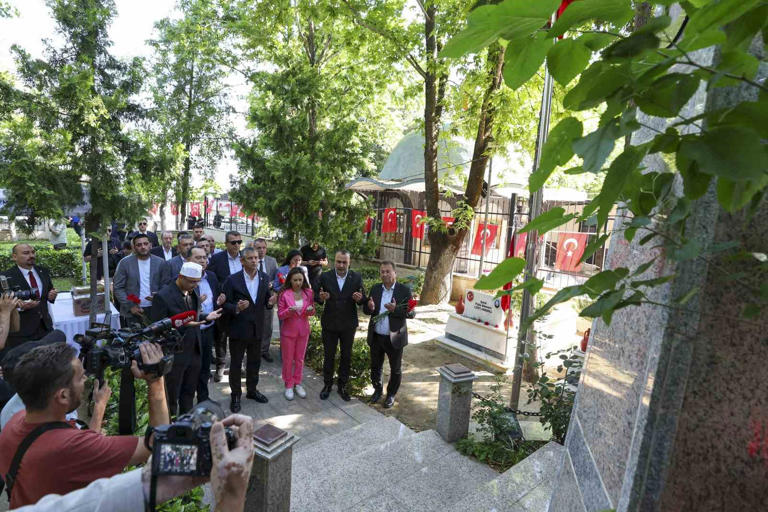 Özgür Özel Manisa’da şehitlik ve Ferdi Zeyrek’in mezarını ziyaret etti