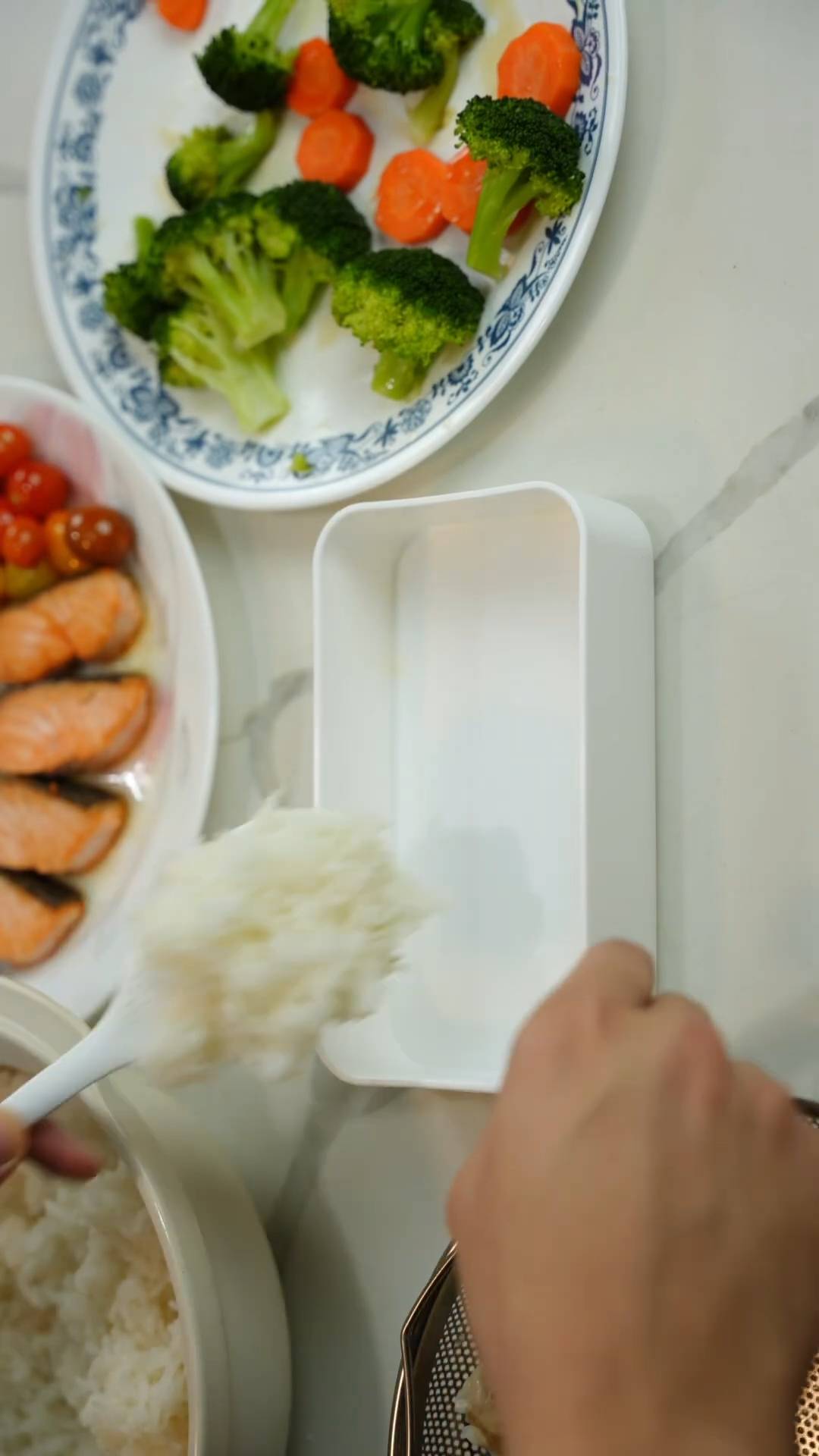 How to pack a restaurant-quality salmon bento box for lunch at home