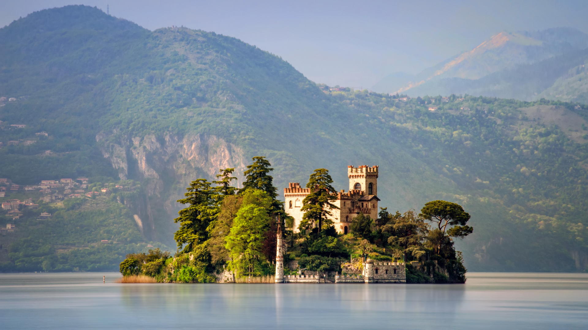 En Italie, cette petite île posée sur un lac abrite un superbe château ...