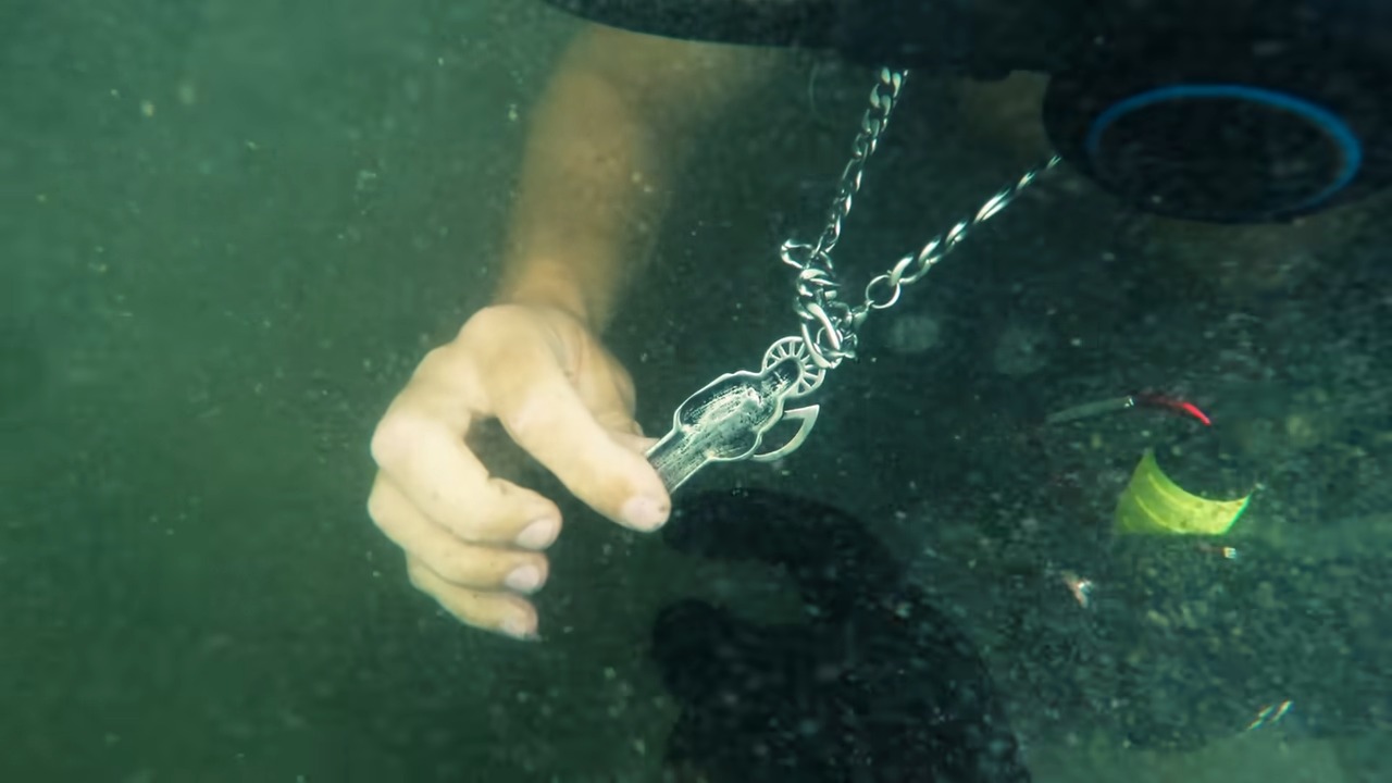 1,000 swimmers lost stuff in this river - then divers found a diamond ...