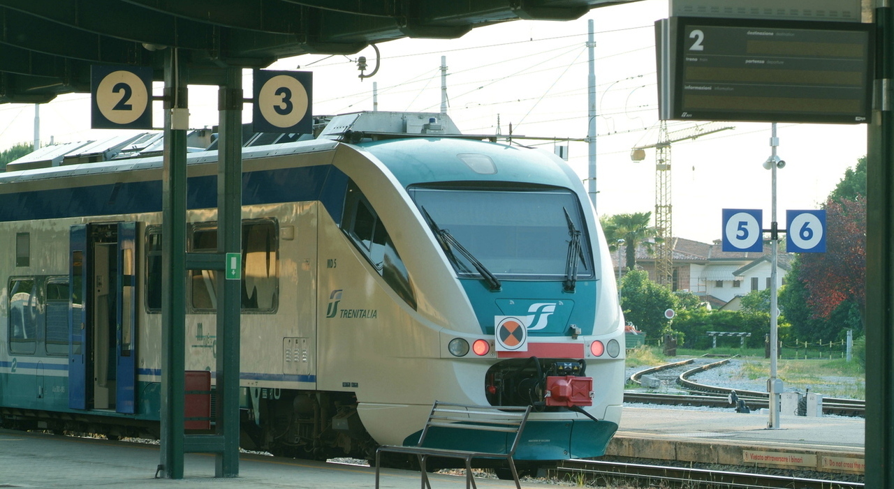 Attraversa i binari con le cuffiette, travolto e ucciso a 27 anni dal ...