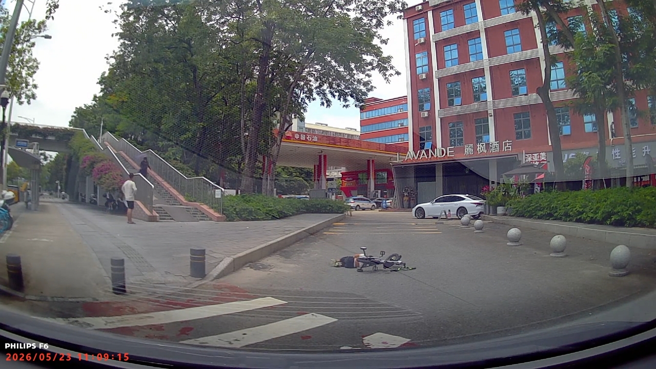 Child loses control and crashes bike on Guangdong overpass