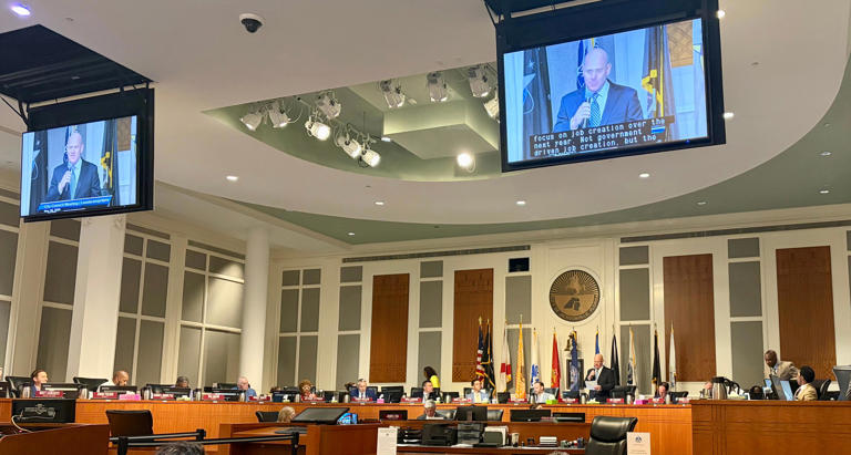 City council picks Howland unanimously, Carlucci narrowly as leaders
