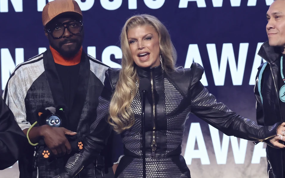 Fergie reunites with Black Eyed Peas for AMAs honor