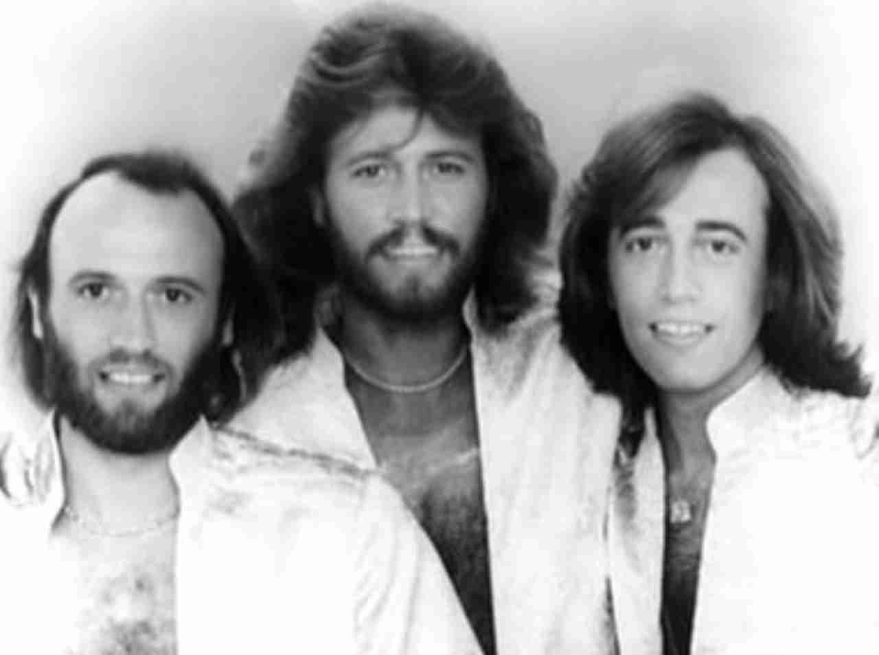 Notícia falsa sobre a morte do cantor Barry Gibb, do Bee Gees, viraliza ...